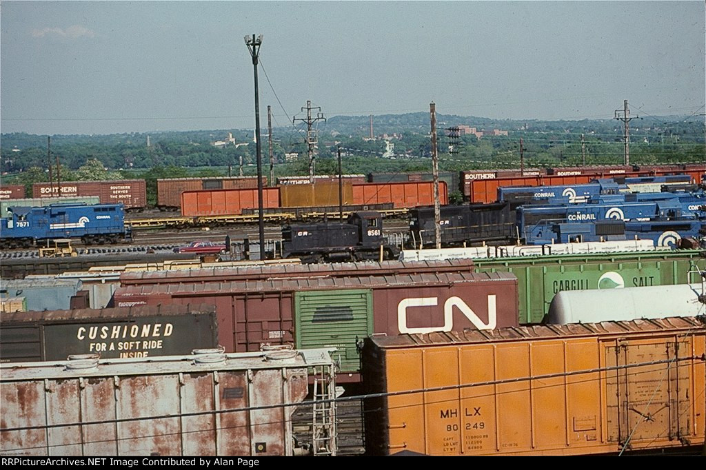 CR SW-1 8561 moves a GP40